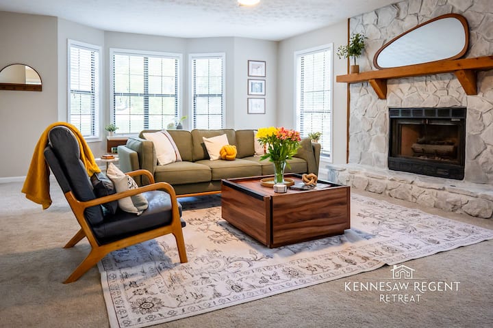 New Ev Charger, Huge & Cozy, Fenced Backyard - Kennesaw, GA