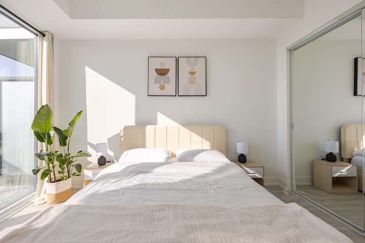 Epic Views, Sunlit Space - Toronto