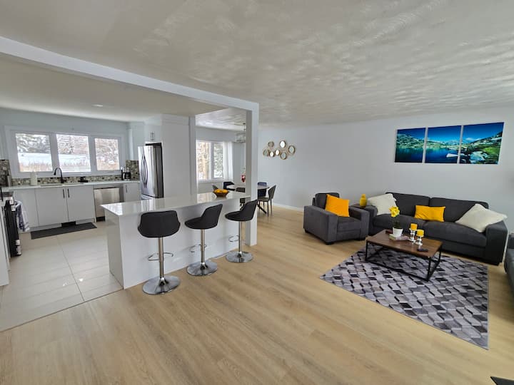 3 Bedroom -Comfort House Near U Of C - Calgary