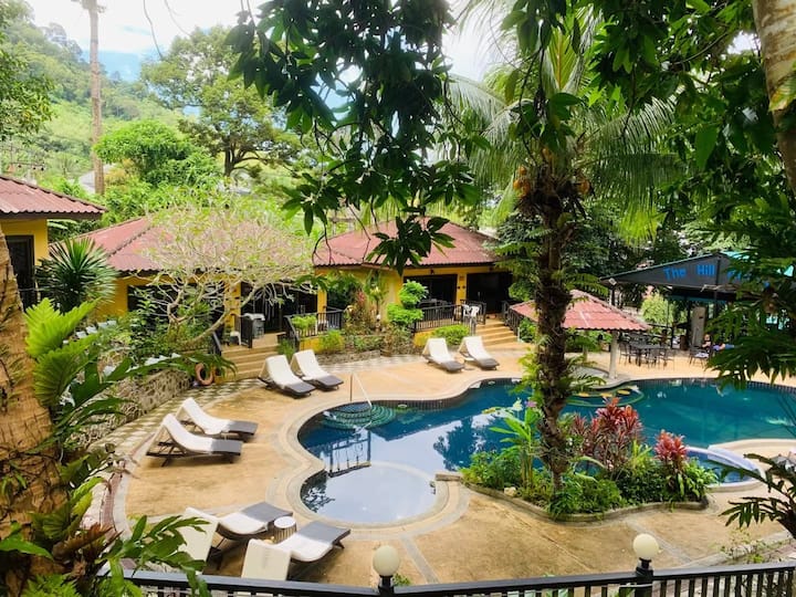 漂亮泳池度假屋大床房 - Phuket