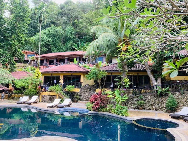 芭东泳池度假屋大床房 - パトンビーチ