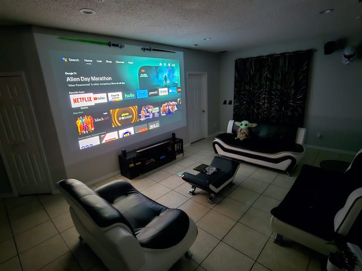 Jedi Retreat! 8 Beds + Pool + Theater - Davenport, FL
