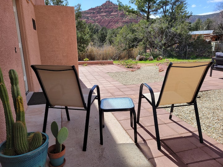 Sedona Basecamp: Cozy King Studio Near Trails - Sedona, AZ