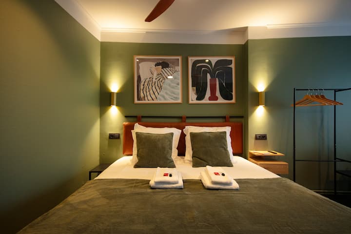 Roomy Suite In Quaint District | By Romy&travis - Brujas