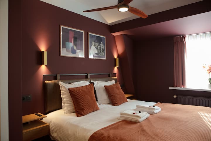 Roomy Suite Near Little Church | By Romy&travis - Brugge