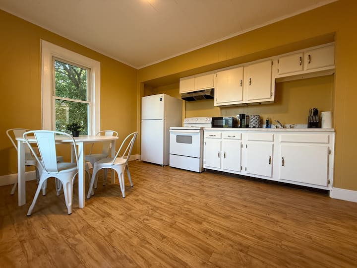 3 Bedrooms | Sleeps 9 | 8 Beds W/ Wifi - California, PA