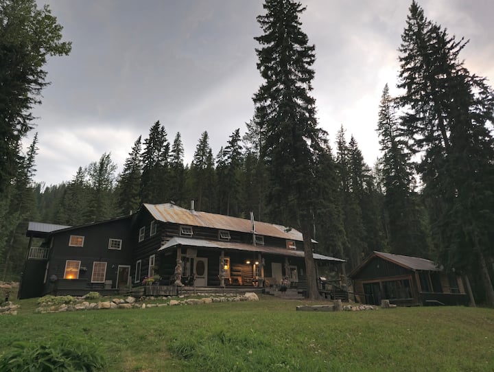 Rustic Beaverfoot Lodge - Yoho National Park Of Canada