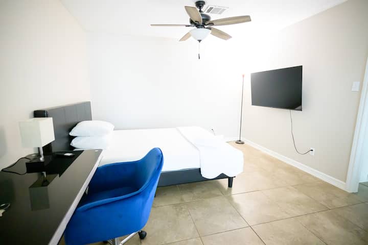Spacious Master Suite + Walk-in Shower & Closet - Houston, TX