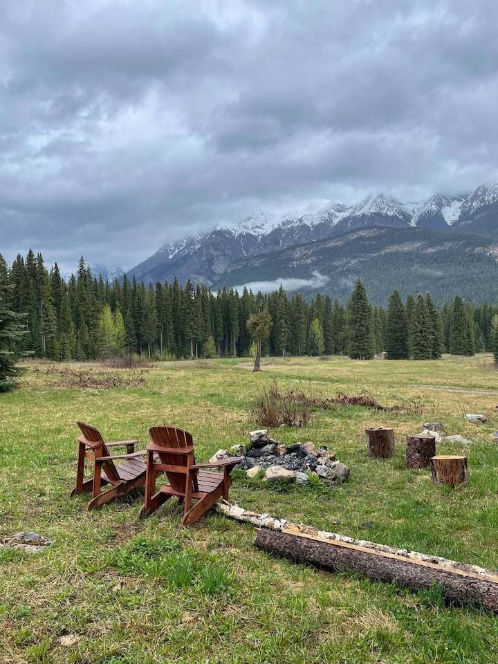 Rustic Woodland Cabin At Beaverfoot - Field