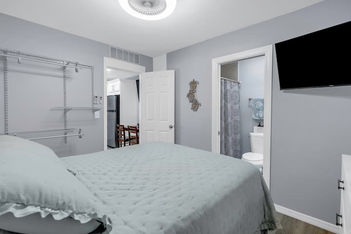 Private Entrance | Pet-friendly | Kitchen & Wi-fi - Pinellas Park, FL