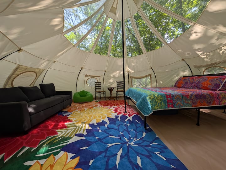 Huge Tent, Queen Bed In Forest On Farm W Animals - 일리노이