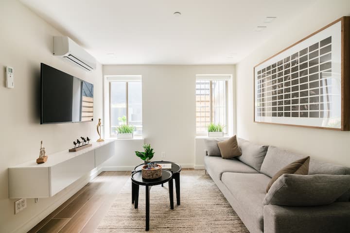 Luxurious 1br W/ Private Patio Near Central Park - New York City