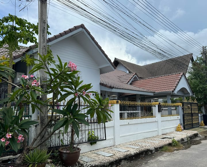 芭提雅市区泰式独立别墅,3卧室2浴室可住6人 - Pattaya City