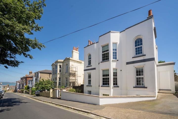 2 Bedroom Basement Apartment In Georgian Townhouse - Isle of Wight