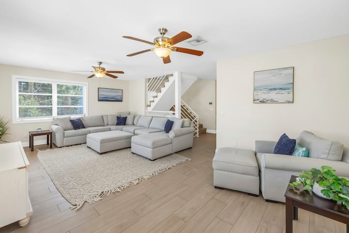 Sunset Beach Summer Retreat, 3 Min Walk To Beach - St. Pete Beach, FL