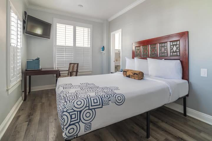 Greenleaf Hotel's Deluxe Getaway 3 - Long Beach, CA
