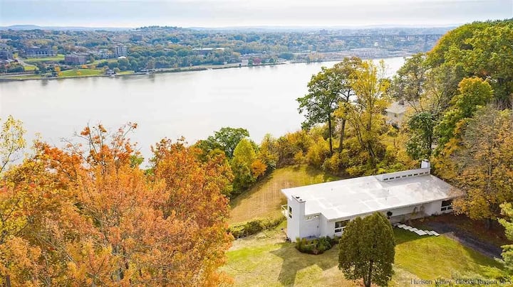 Views On Hudson River / Luxury Modern Home - Poughkeepsie, NY