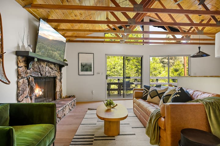 Refined Treetop Couples Retreat Yoga & Spa Sundeck - Lake Arrowhead, CA