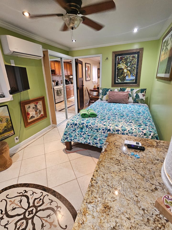 Kapaa Hideaway 2 Blocks To Ocean - Kauai, HI