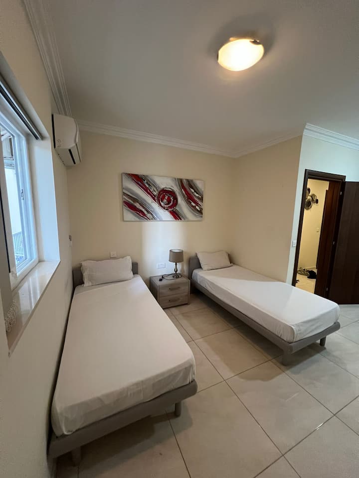 Tranquil Stay For 3 People Malta, Shared Bathroom - Malta