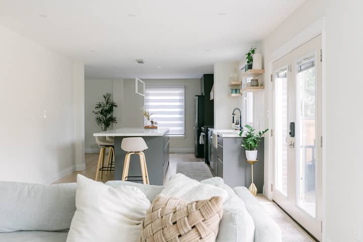 Luxurious Spacious 4br Haven W/ Designer Touches - Burlington