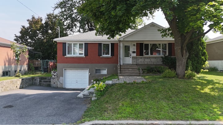A Charming Two-story Residence. - Pointe-Claire