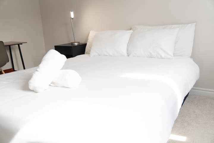 Private Cozy Room | Shared Bathroom | Smart Tv - オタワ
