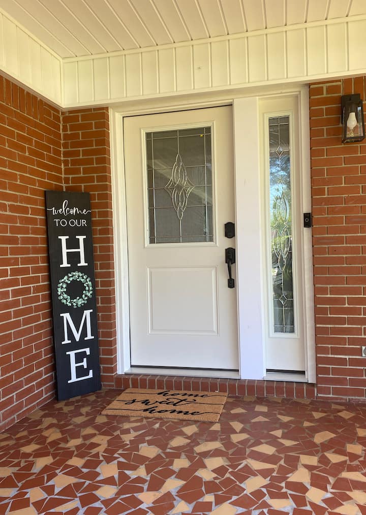 Home Sweet Newly Renovated Home! - Tallahassee, FL