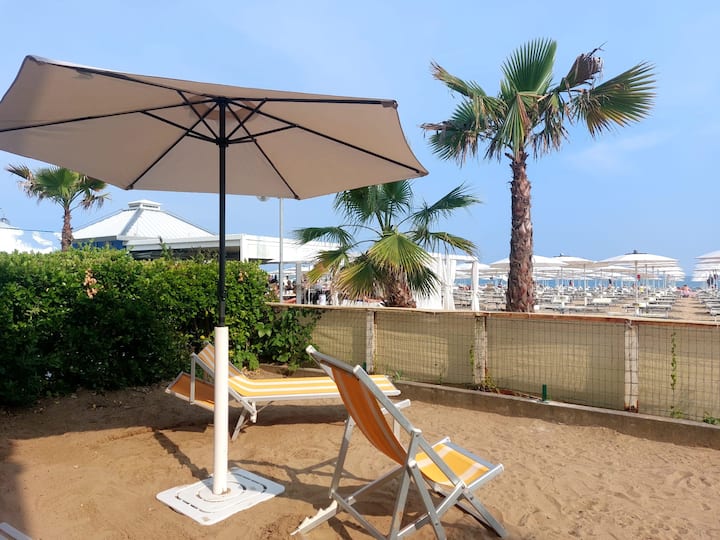 Seafront Apt Beach, Pool & Free Parking - Jesolo