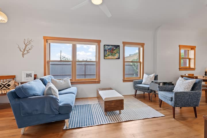 Café Beck In Bloom | Walk To Uofa & Gem Show - Tucson, AZ