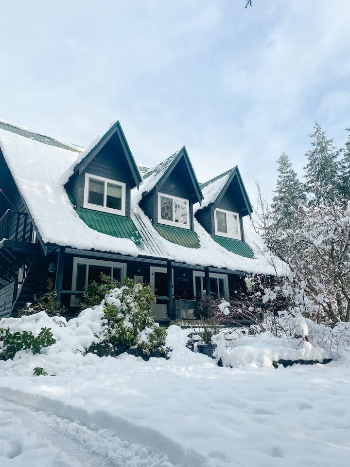 Spacious Log Home - Port Alberni