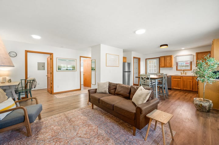 Rosie's Luxury Bungalow - Walkable Iu & Stadium - Bloomington