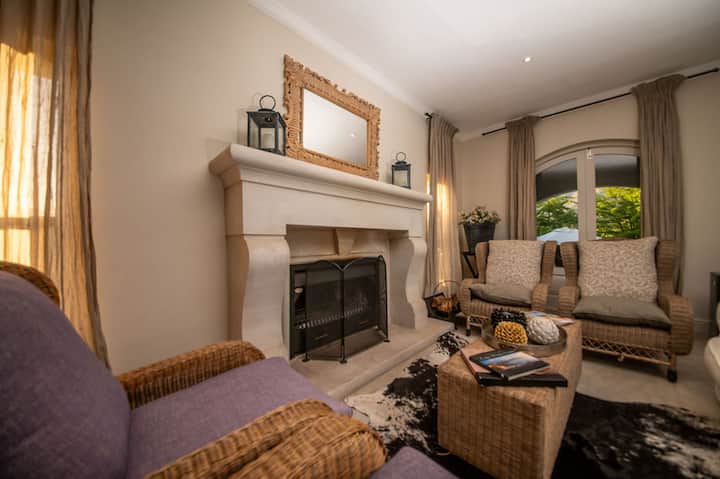 Spacious 5br Home W/ Pool,fireplace & Mntain Views - Franschhoek