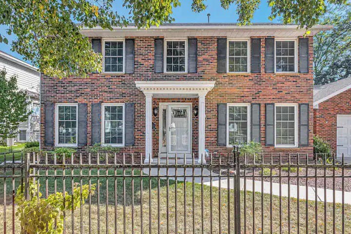 Luxury Downtown Sheboygan 4br- 3 Min Walk To Beach - Sheboygan, WI
