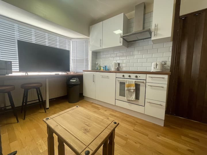 2 Bed Flat Near Heathrow Airport & Elizabeth Line - Hayes