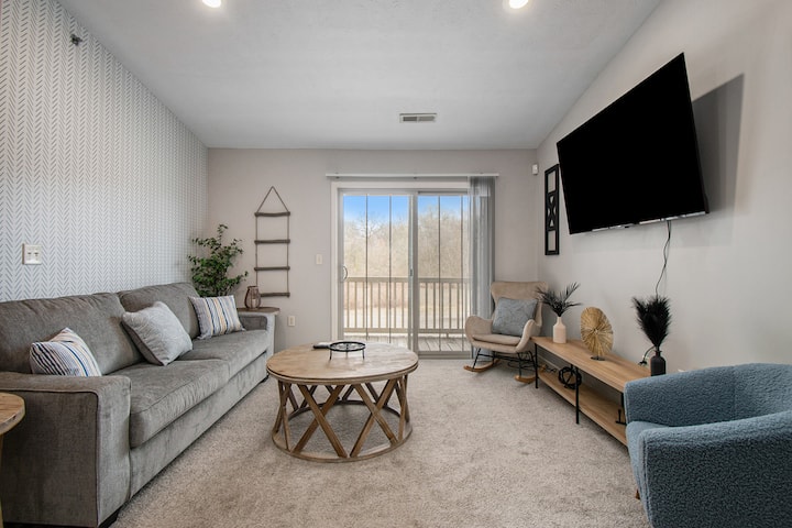 Mishawaka Serenity: Modern 2 Br Gem - South Bend