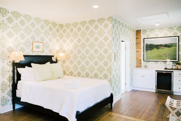 The Bunk House: The Shackleford Room (Unit 4) - Beaufort, NC