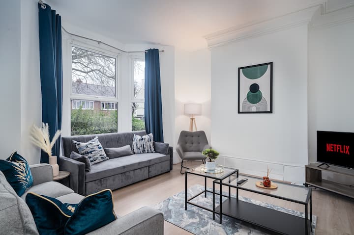 Anfield House - Liverpool Retreat 7 Bedroom Home - Formby