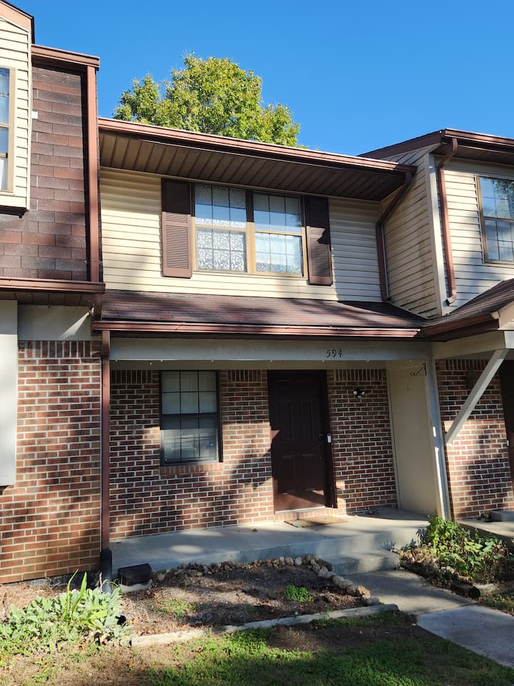 Bloomington In Condo, 3 Beds, 2.5 Bath, On Busline - Bloomington
