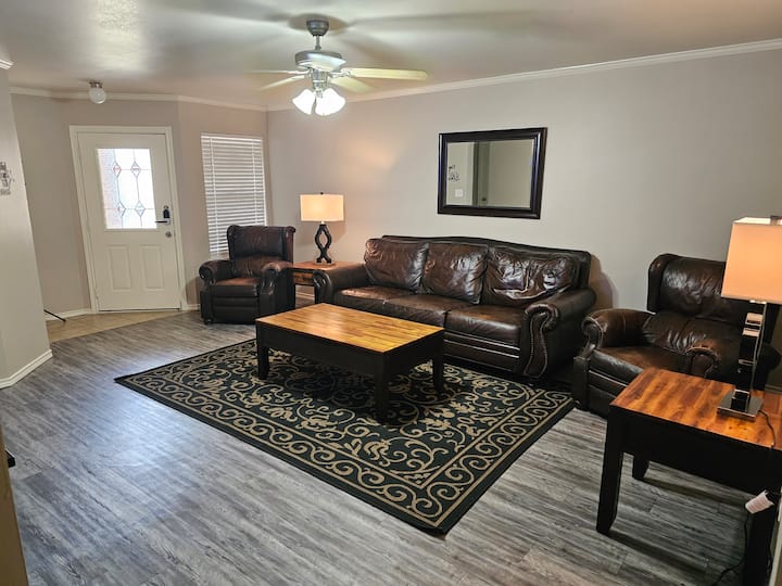 Lubbock's Home Away From Home 3br/3ba/2car - Lubbock, TX