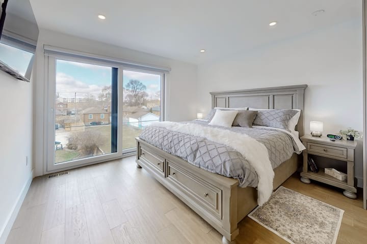 New-built 3br 4ba Home W Ensuite Laundry &Parkings - Toronto