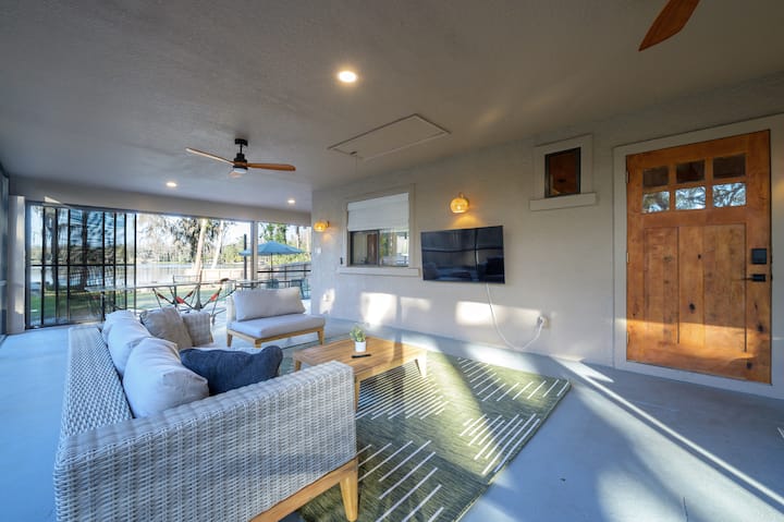 Lakefront Cabin Retreat: Hot Tub, Kayak & Pingpong - Odessa, FL