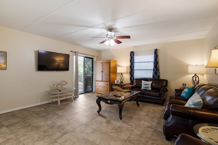 * Large 1st Floor 1/2 Block To Beach * Pool - South Padre Island, TX