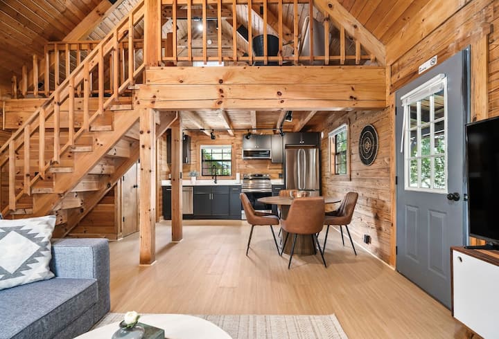 Eagle’s Perch Cabin Fall Hideaway With Cozy Charm - Standing Stone State Park, Hilham