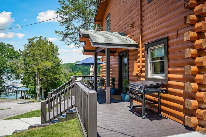 Whispering Oak Lodge: Lakeside Retreat And Hot Tub - Dale Hollow Reservoir, TN