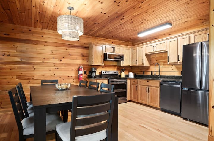 Rustling Pine Lodge A Golden Hour Haven This Fall - Standing Stone State Park, Hilham