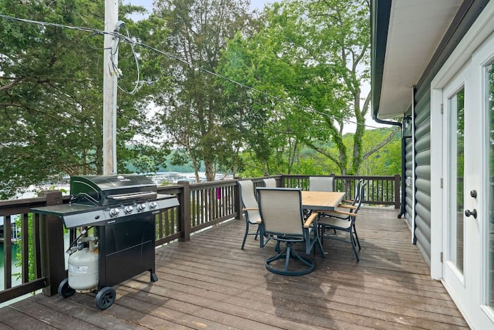 Driftwood Cottage: Sunshine, Water Views & Hot Tub - Dale Hollow Lake