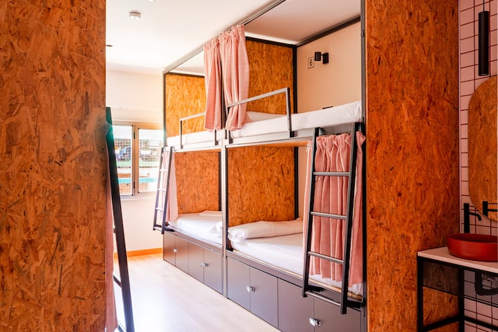 Cama En Habitación Compartida Femenina De 8 Camas - Toledo