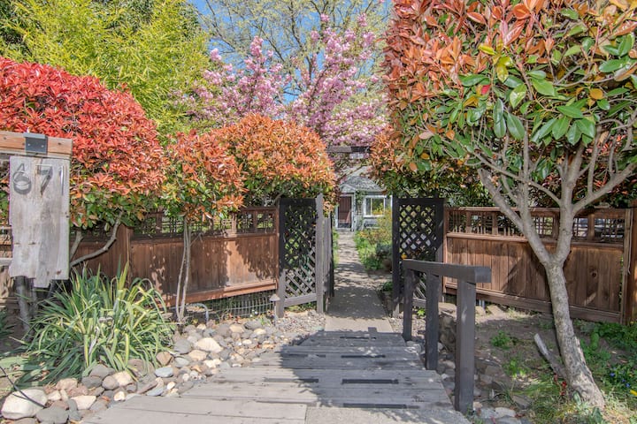 Nancys Garden Cottage - Ashland, OR