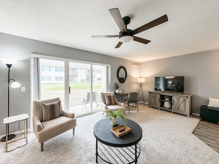 Serene Retreat | Walkout Condo | King Bed & Garage - Sioux Falls, SD